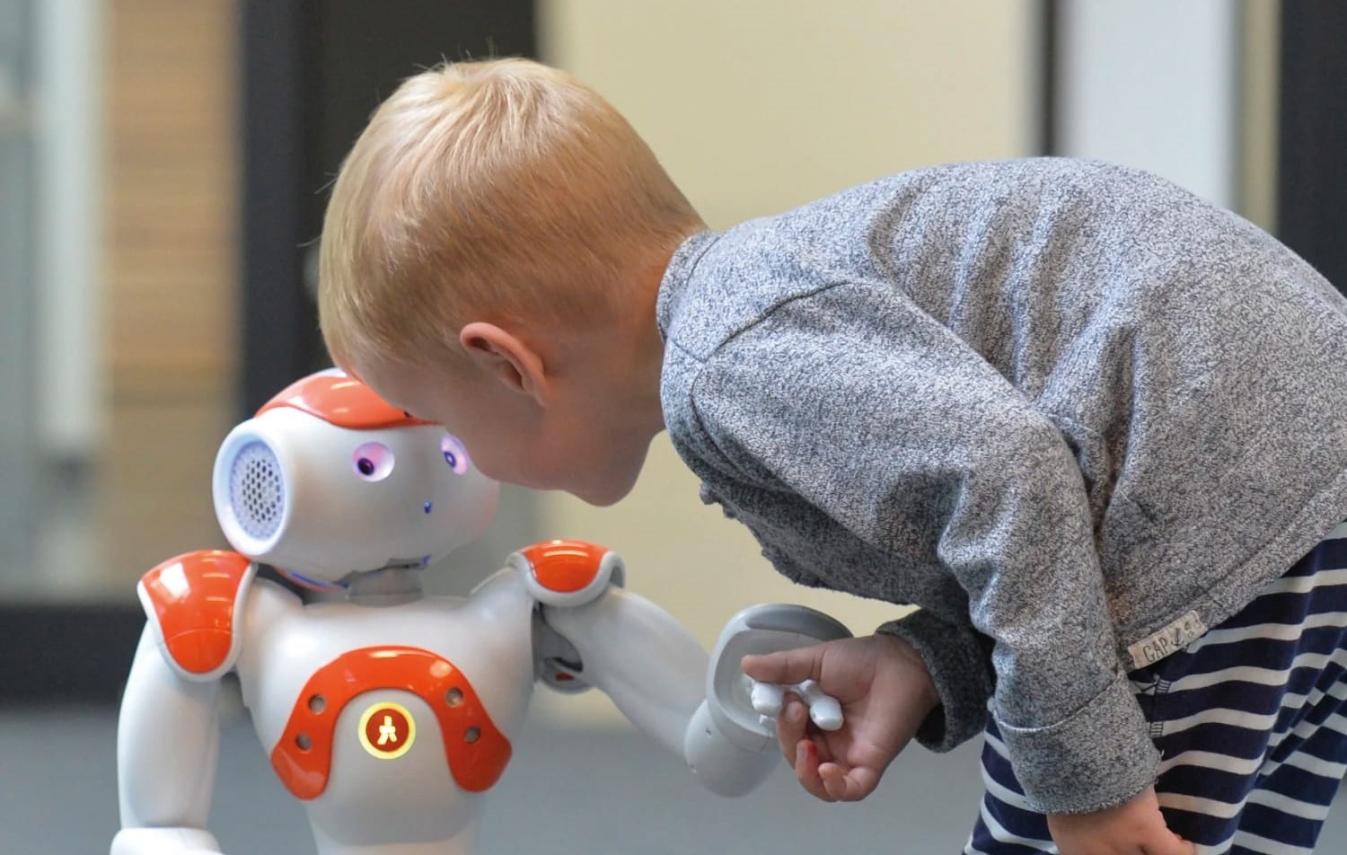 Il robot NAO, l'amico dei bambini con autismo - sacrafamiglia.org
